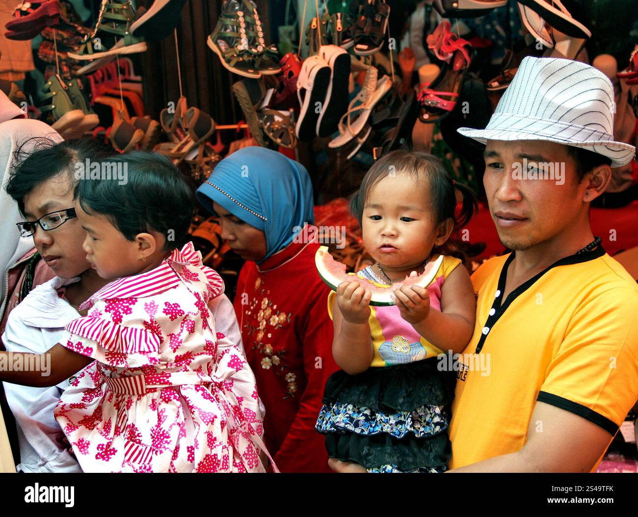 Young Indonesian family with parents and children in an outdoor market ...