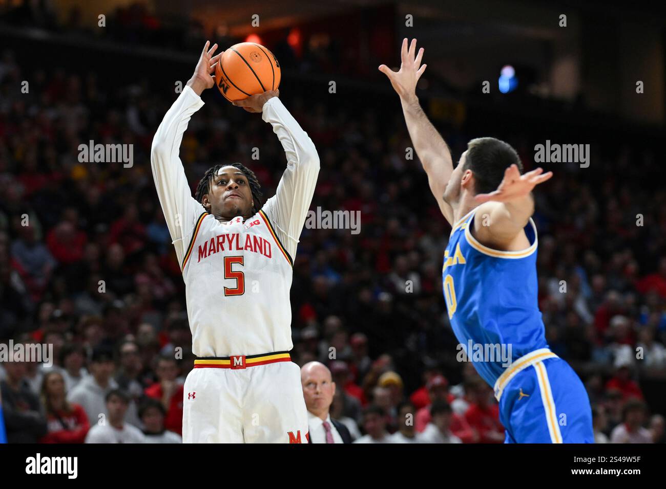 Maryland guard DeShawn Harris-Smith (5) shoots a three point basket ...