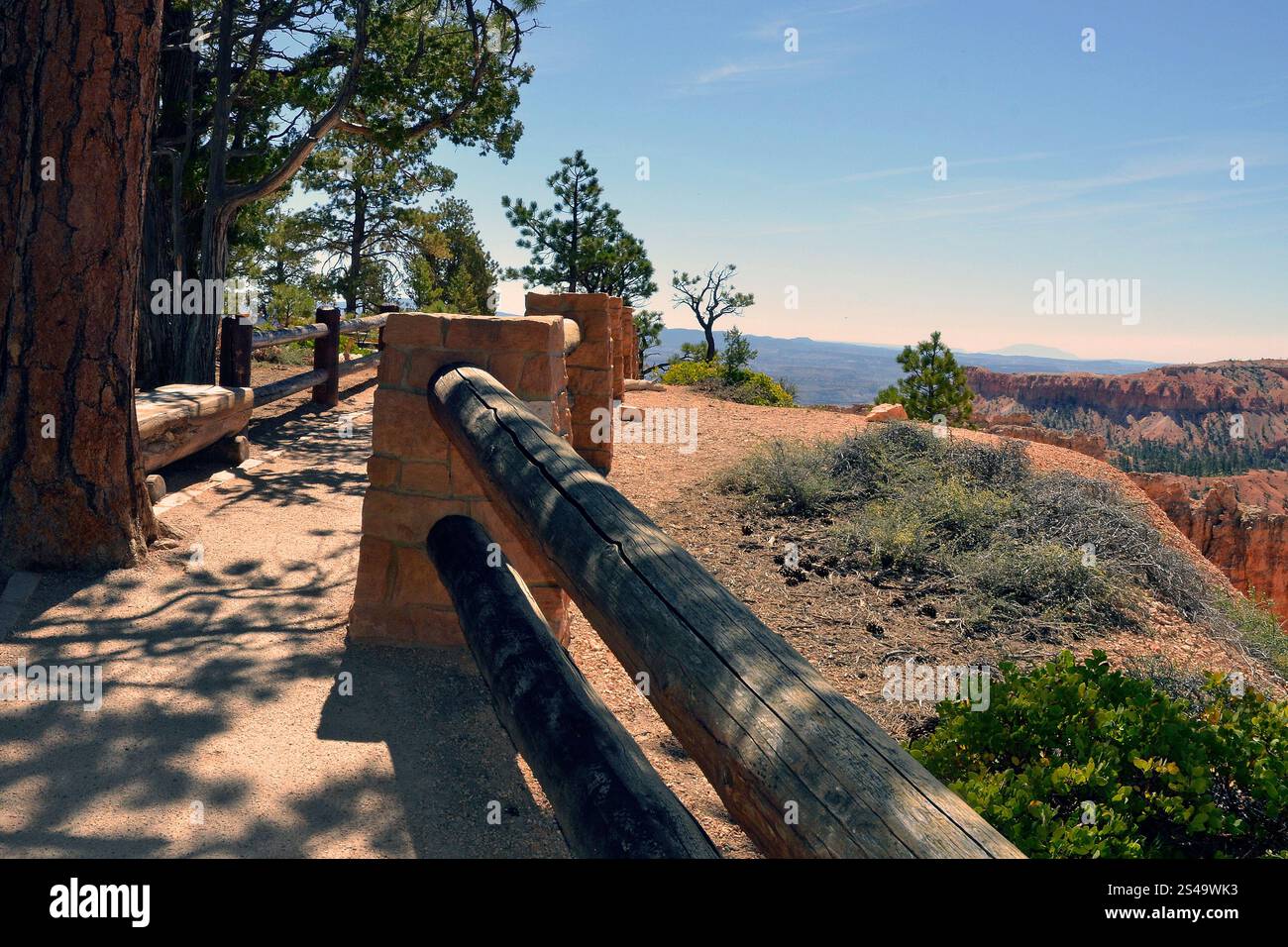 Fence line trail at the cliff edge of Bryce Canyon Stock Photo - Alamy