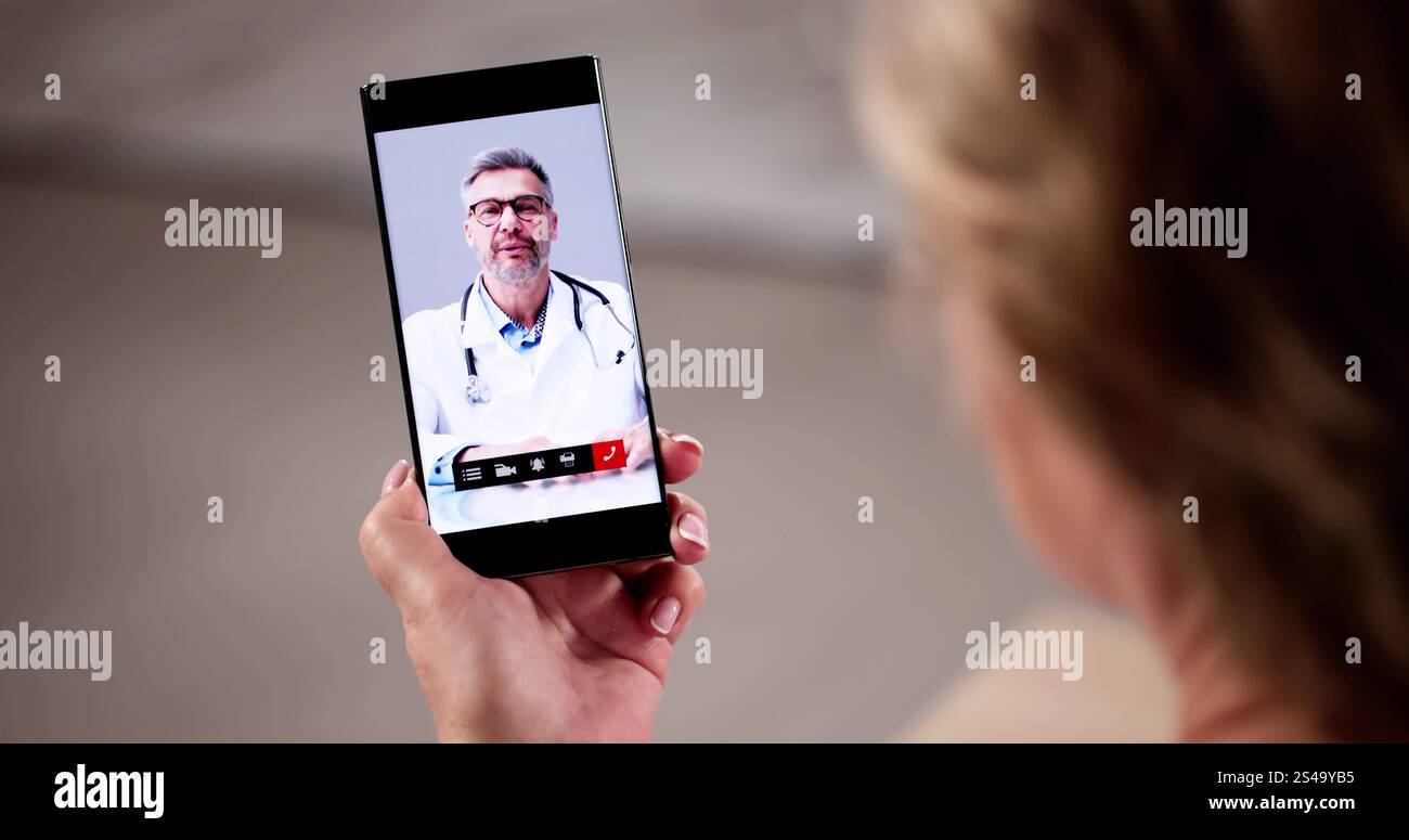 Doctor Video Doctor On Phone Or Smartphone Stock Photo - Alamy