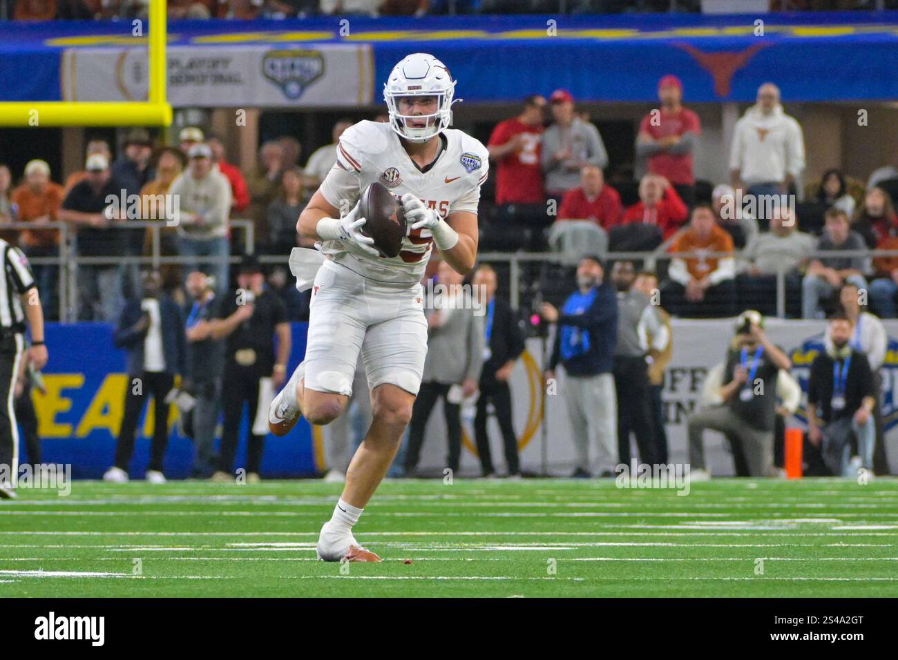 Waco, Texas, USA. 10th Jan, 2025. Texas Longhorns tight end Gunnar Helm ...