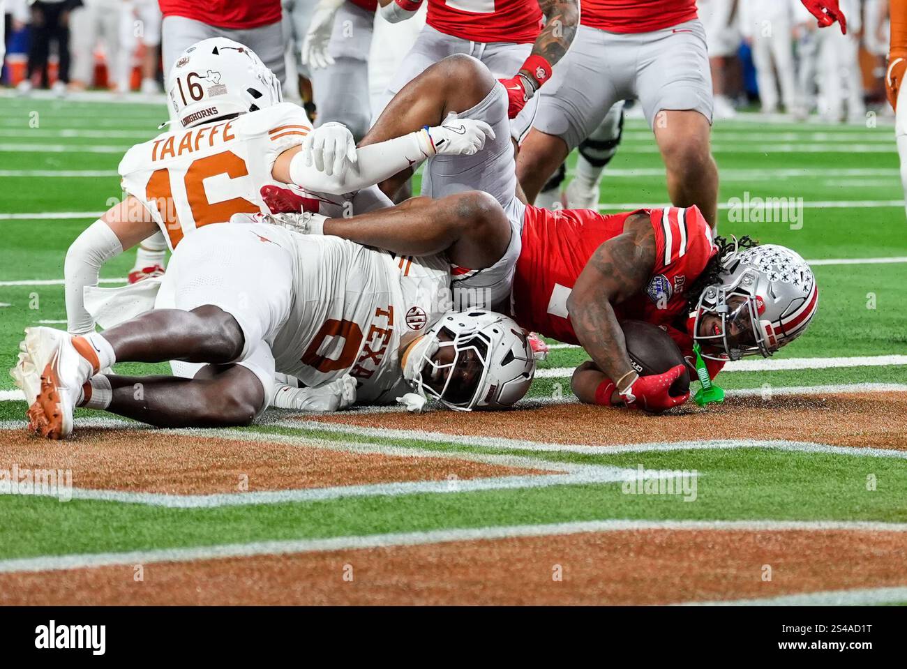 Running back Quinshon Judkins (Ohio State Buckeyes, #1) scores a ...