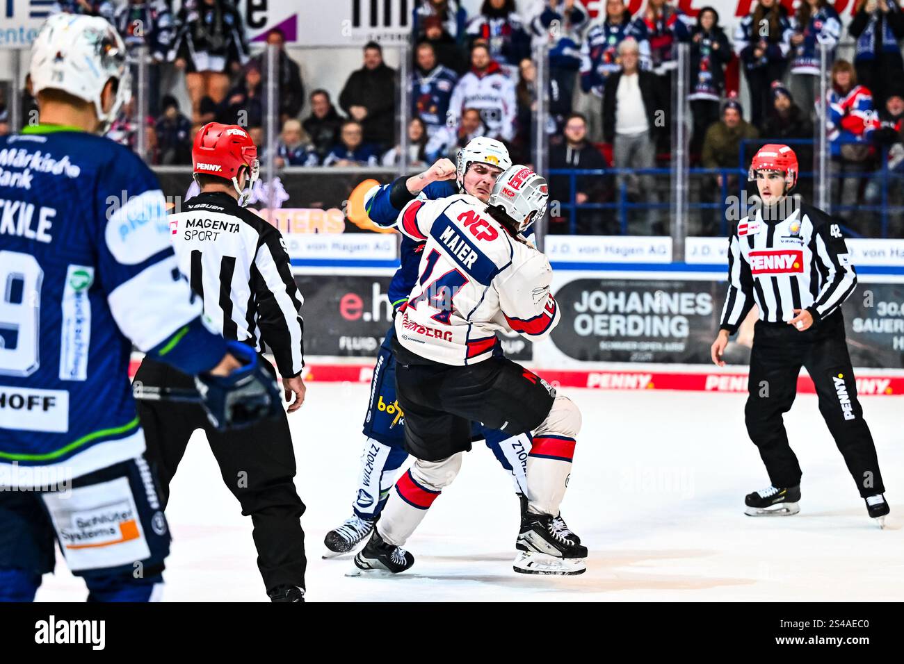 Fight zwischen Jake Virtanen (Iserlohn Roosters, #19) und Cole Maier ...