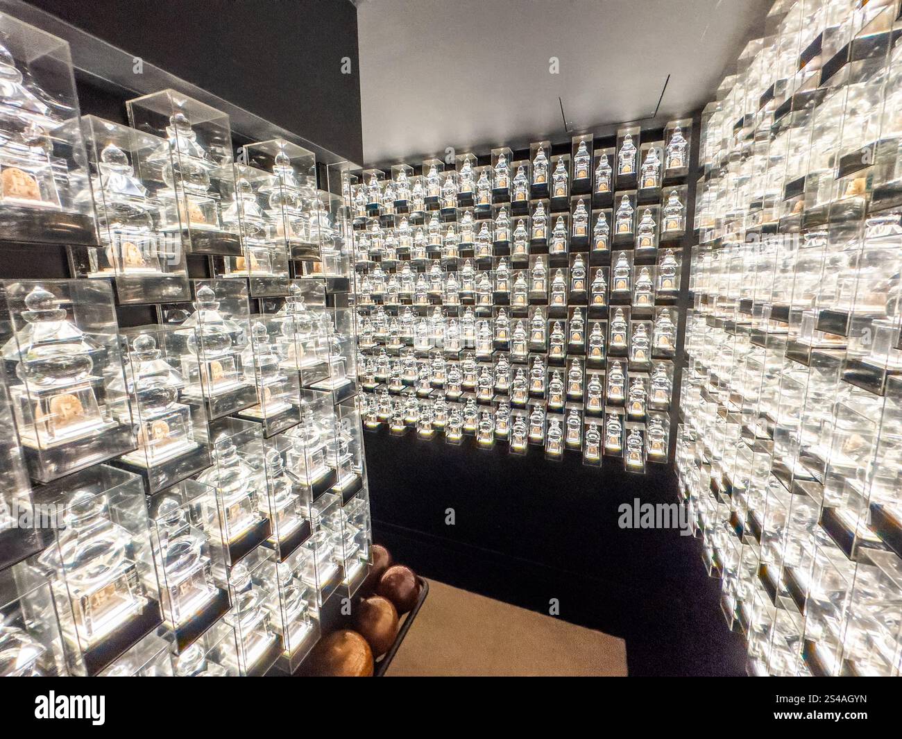 Fukagawa Fudou do with 10000 small crystal gorinto pagoda in Koto ward ...