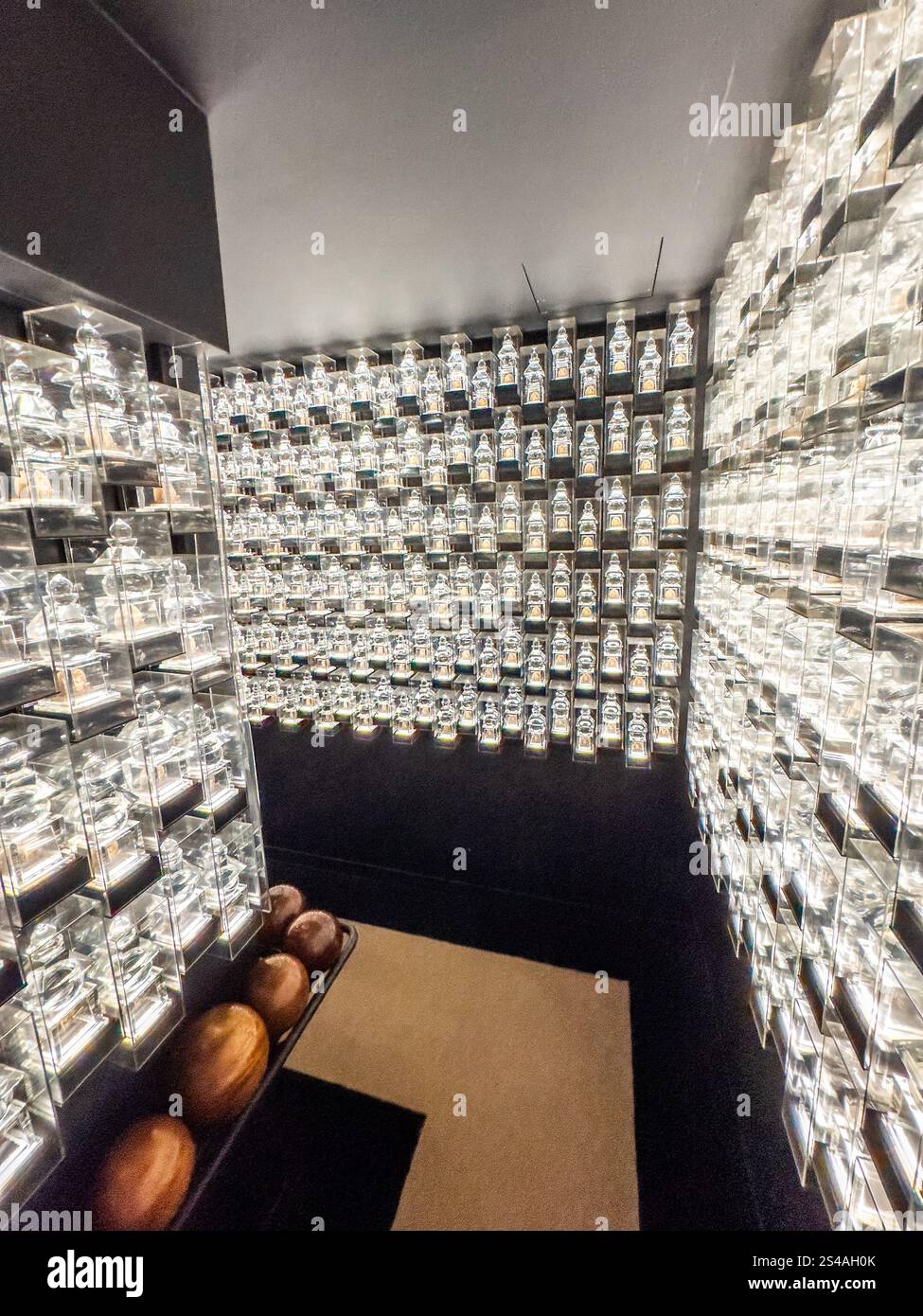 Fukagawa Fudou do with 10000 small crystal gorinto pagoda in Koto ward ...