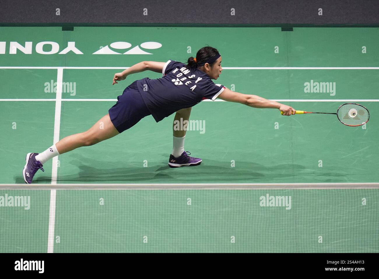 South Korea's An Se Young returns a shot to Thailand's Ratchanok ...