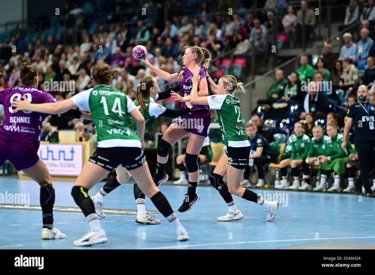 Oldenburg, Deutschland. 10th Jan, 2025. Lisa-Marie Fragge (44, VfL ...