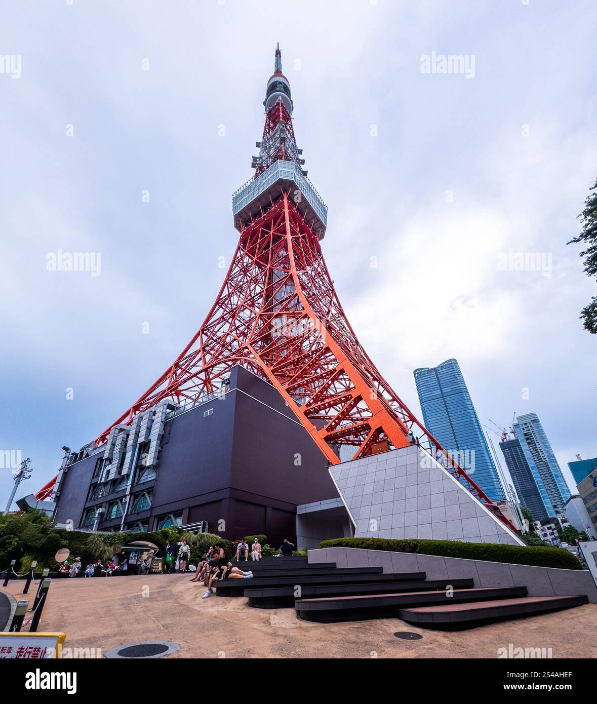 Tokyo Tower on a cloudy day in tokyo, Japan Stock Photo - Alamy