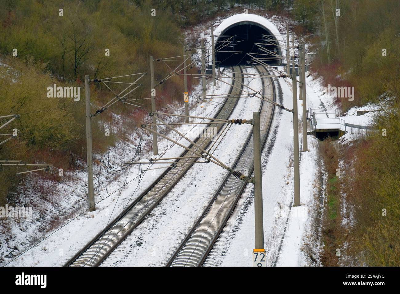 Einblicke bei einer Bahnfahrt mit Start in Goettingen Hbf nach Hannover ...