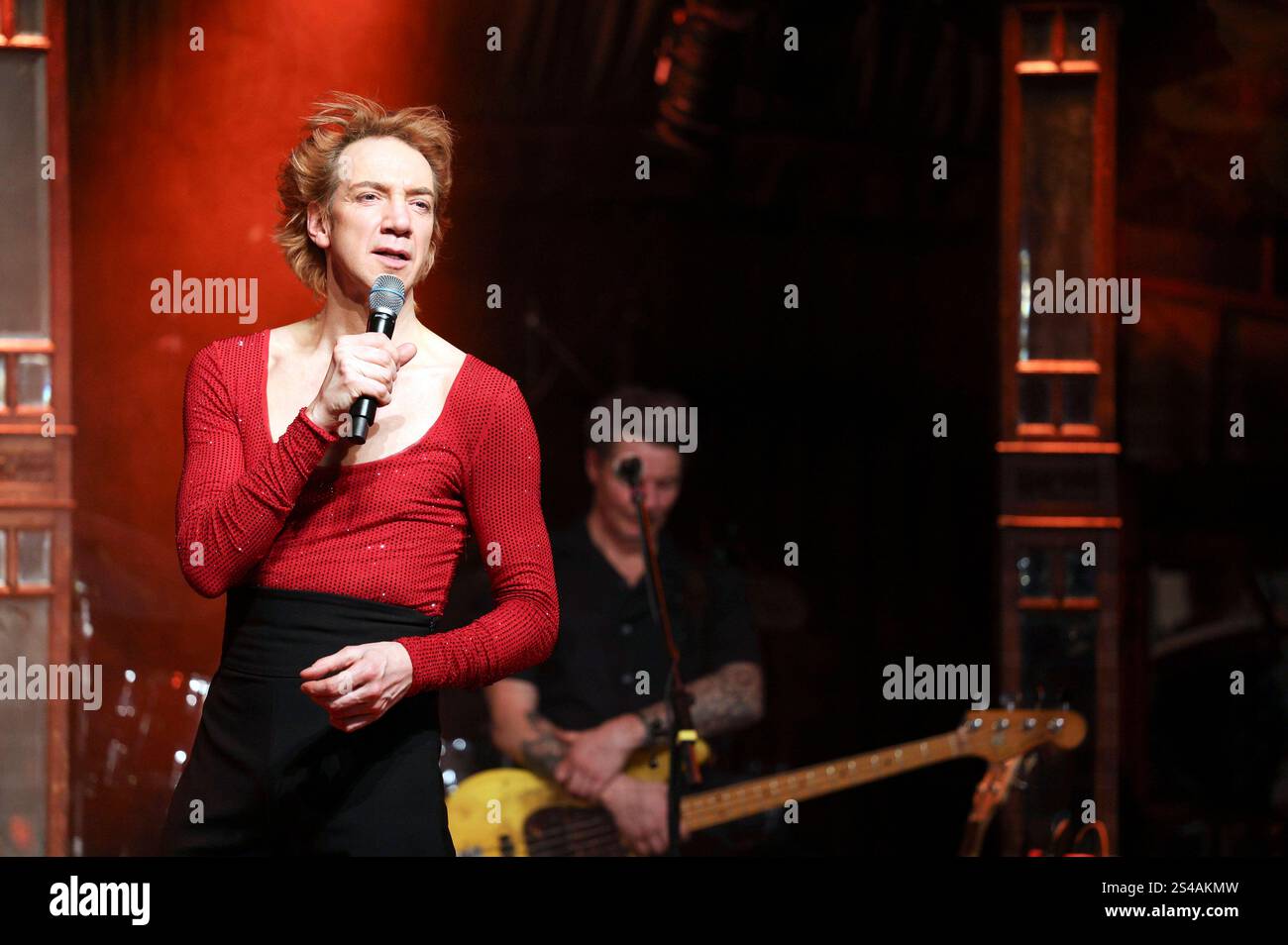 Sven Ratzke mit seinem Programm We Could Be Heroes in der Bar jeder ...