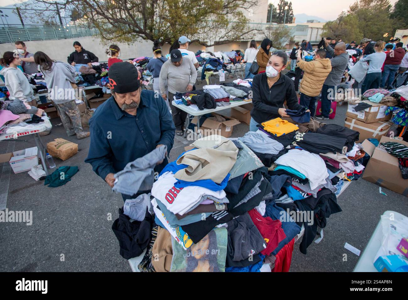 Los Angeles, United States. 10th Jan, 2025. Eaton Fire victims get ...
