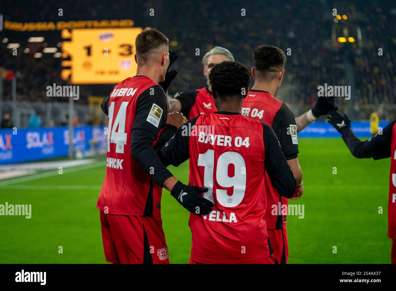 Dortmund, Deutschland. 10th Jan, 2025. Jubel bei Bayer Leverkusen über das Tor von Patrik Schick ...