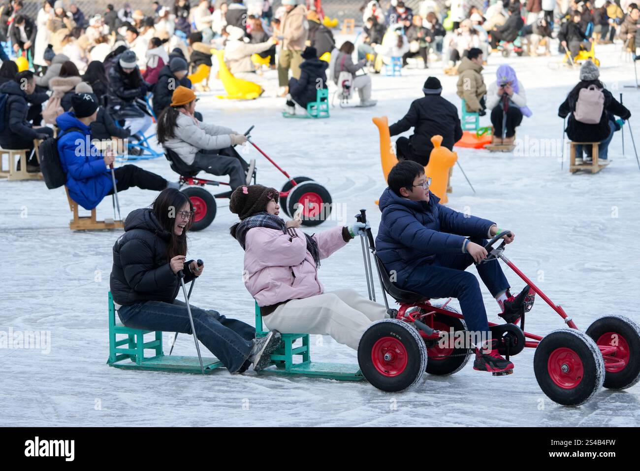 (250111) -- BEIJING, Jan. 11, 2025 (Xinhua) -- People enjoy themselves ...