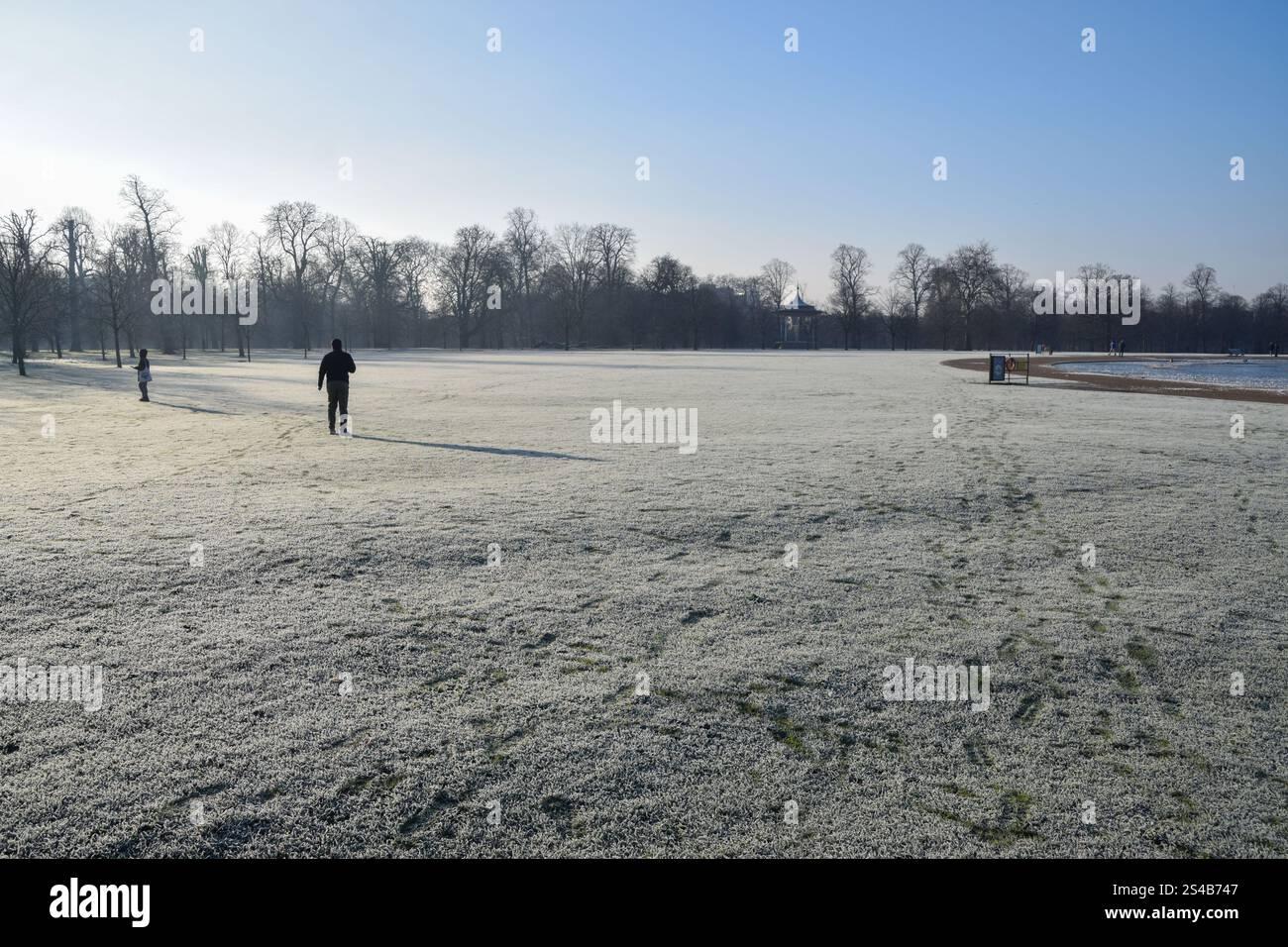 London, England, UK. 11th Jan, 2025. Frosty morning in Kensington ...