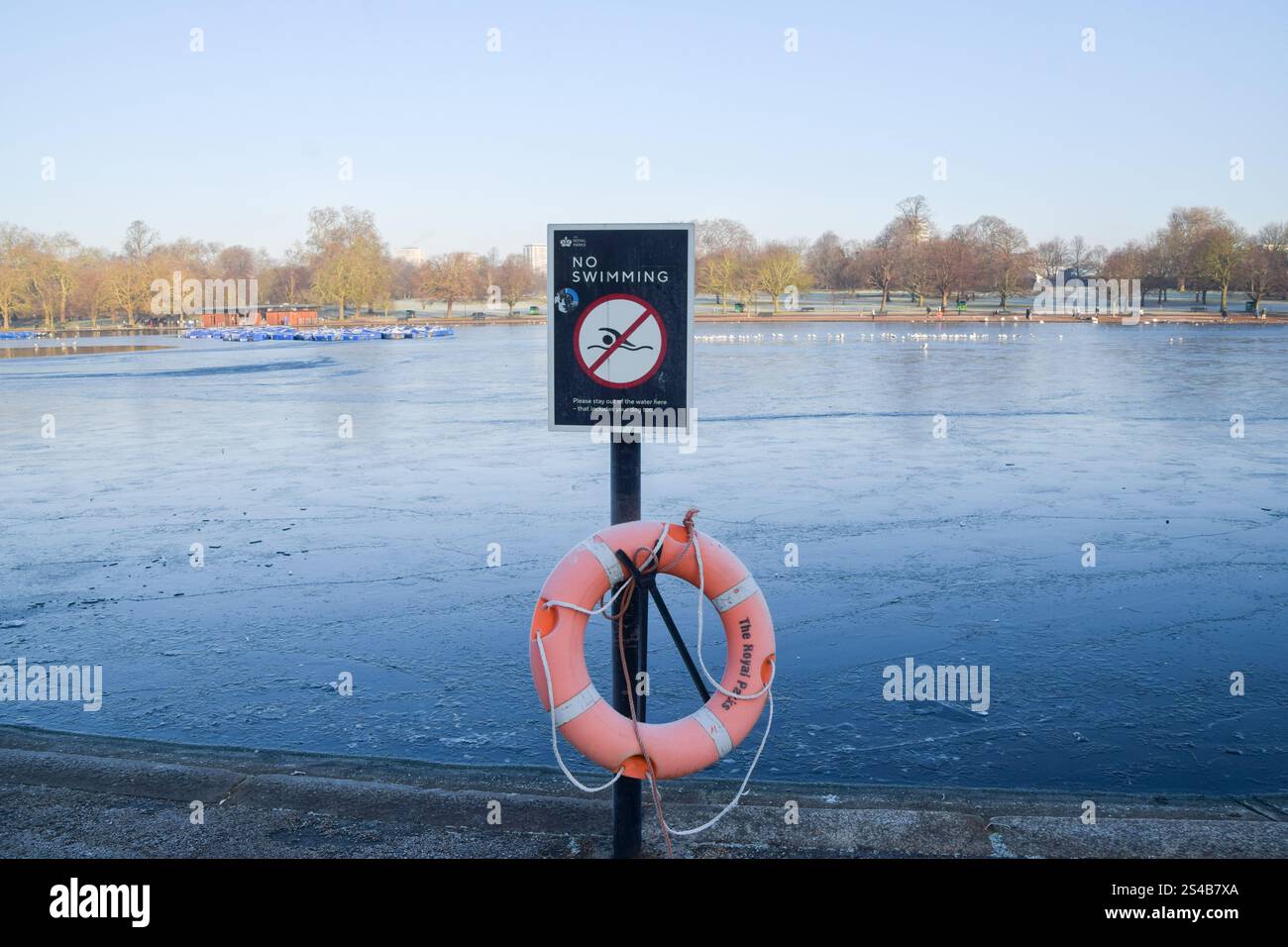 London, England, UK. 11th Jan, 2025. Frozen Serpentine Lake in Hyde ...