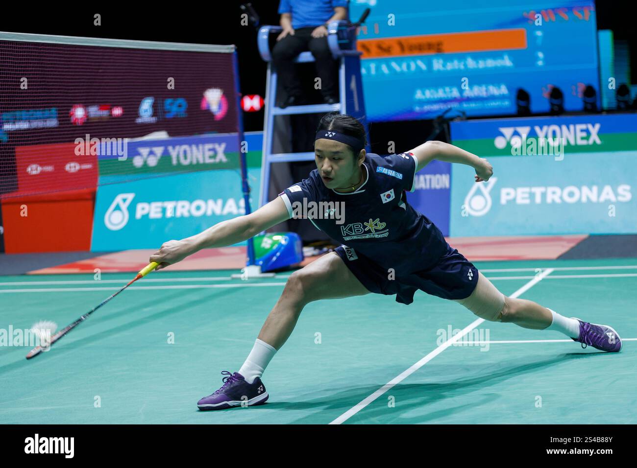 An Se Young of Korea plays against Ratchanok Intanon of Thailand during ...