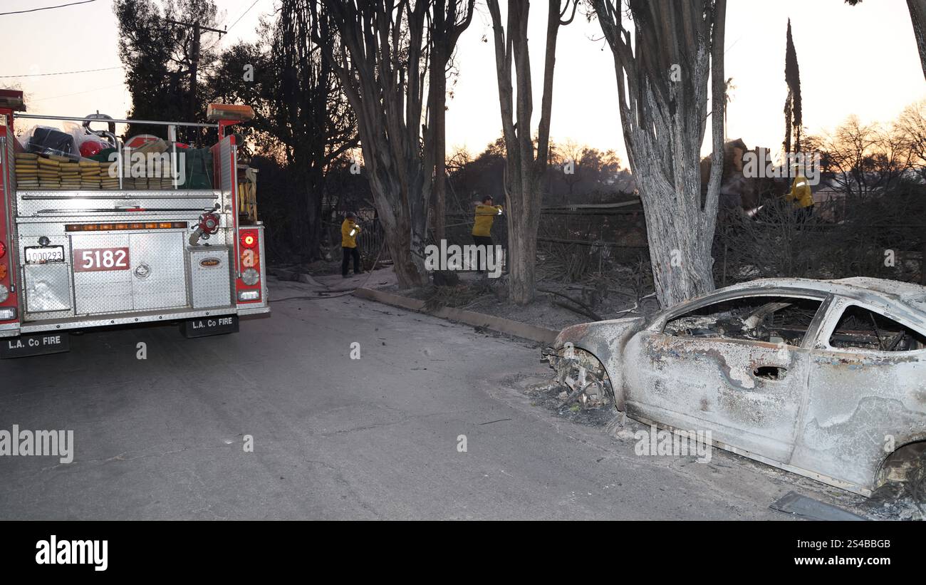 Pacific Palisades, California, USA. 10th Jan, 2025. LA Fire fighters ...