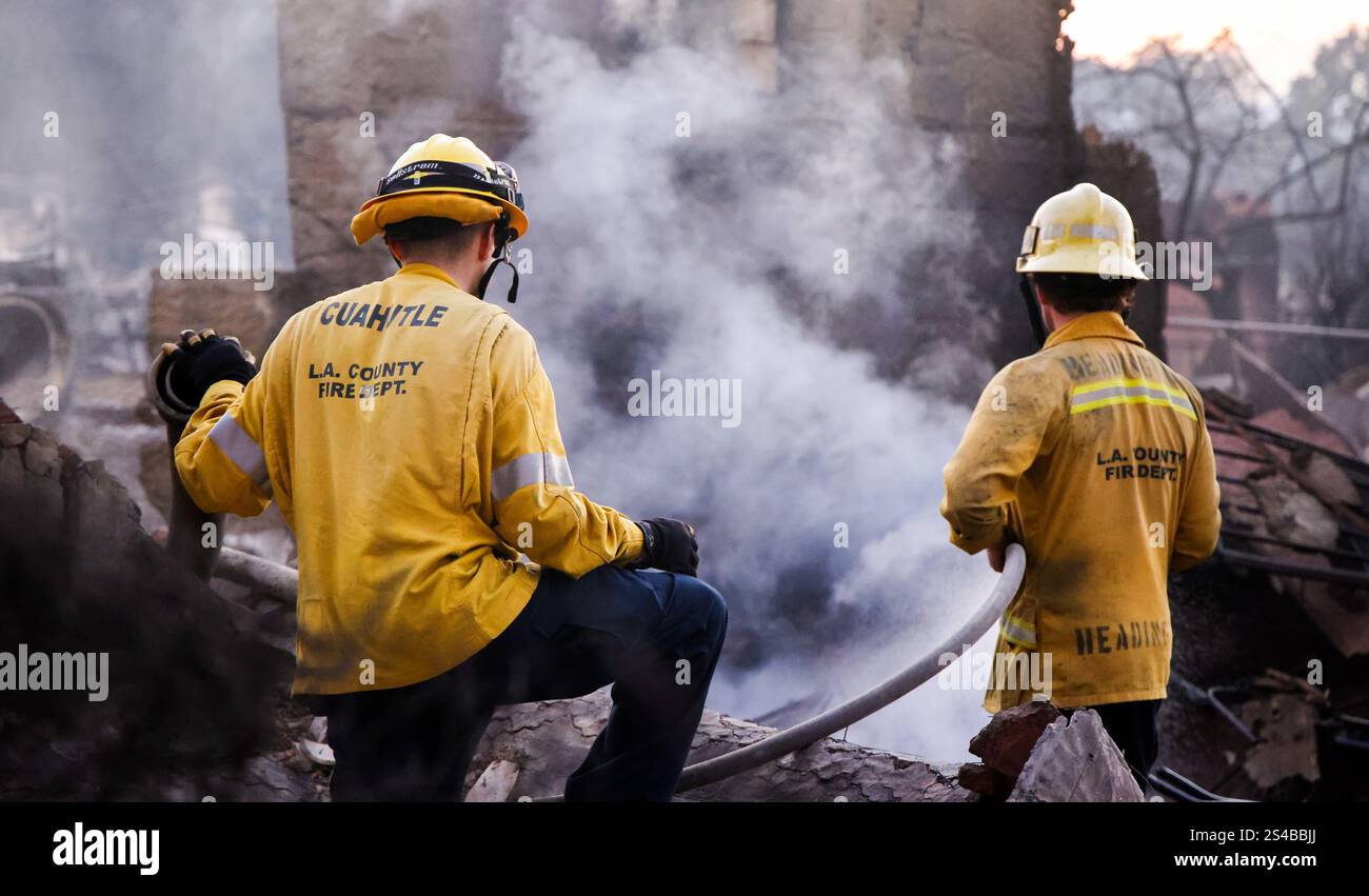 Pacific Palisades, California, USA. 10th Jan, 2025. LA Fire fighters ...