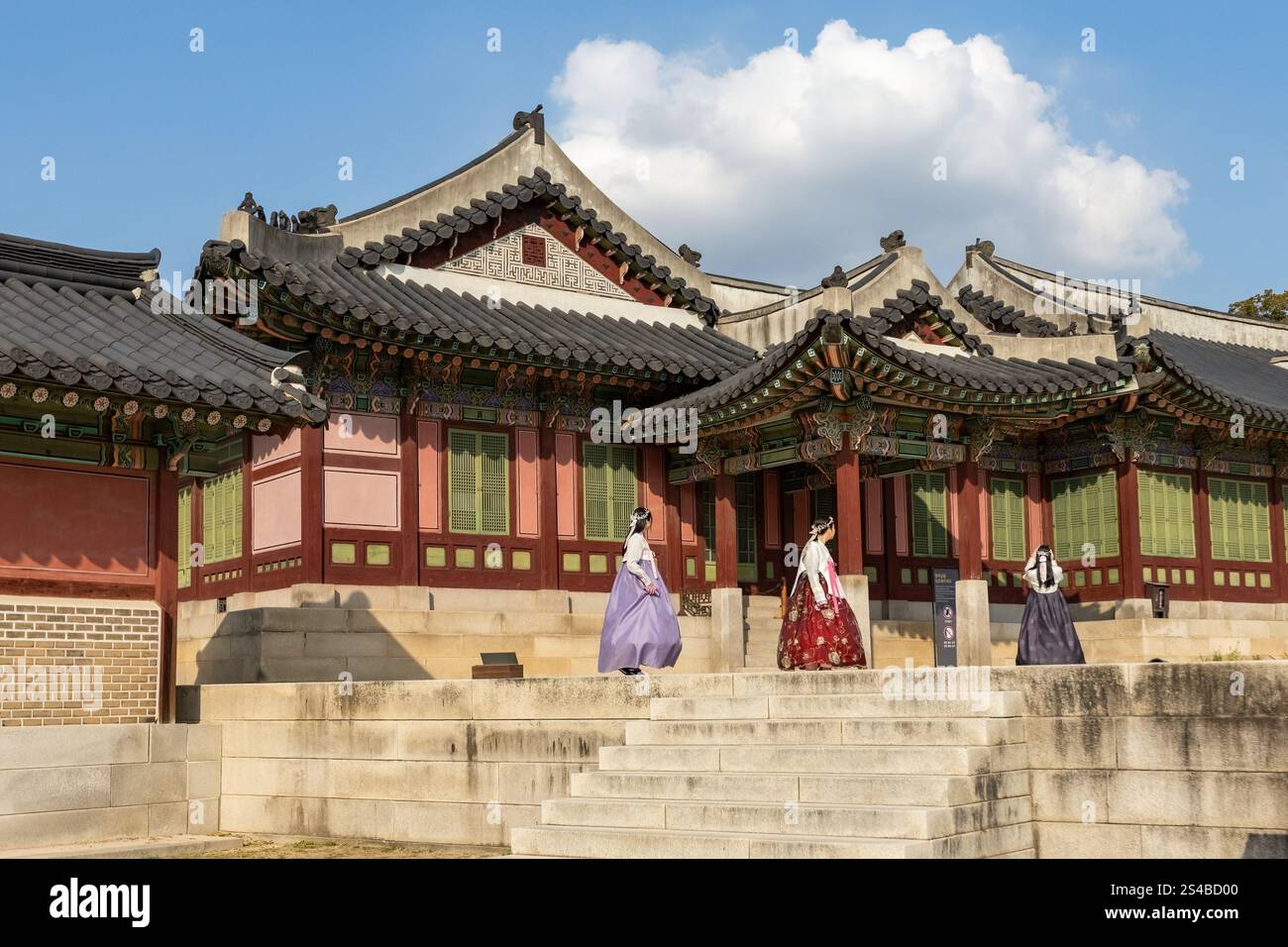 Women wearing traditional Hanbok costume at Deoksugung Palace ...