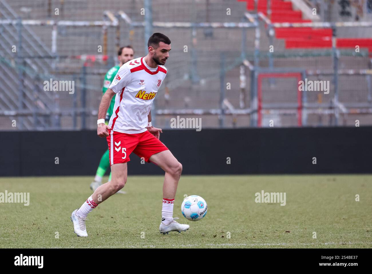 Rasim Bulic (SSV Jahn Regensburg, #05) mit Ball, GER, SpVgg ...