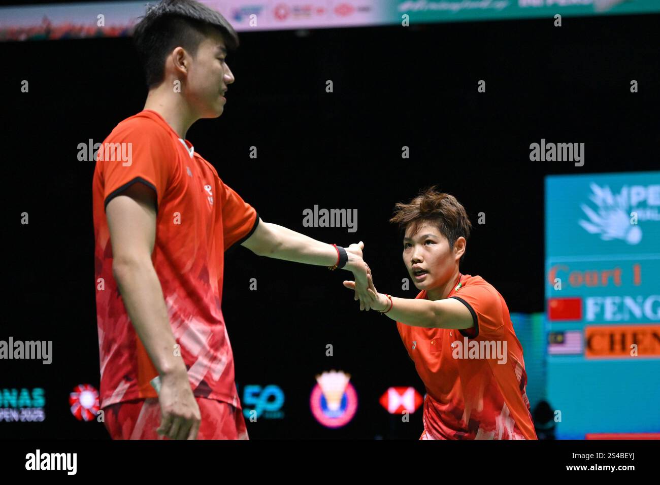 (250111) -- KUALA LUMPUR, Jan. 11, 2025 (Xinhua) -- Feng Yanzhe/Huang Dongping (R) react during ...