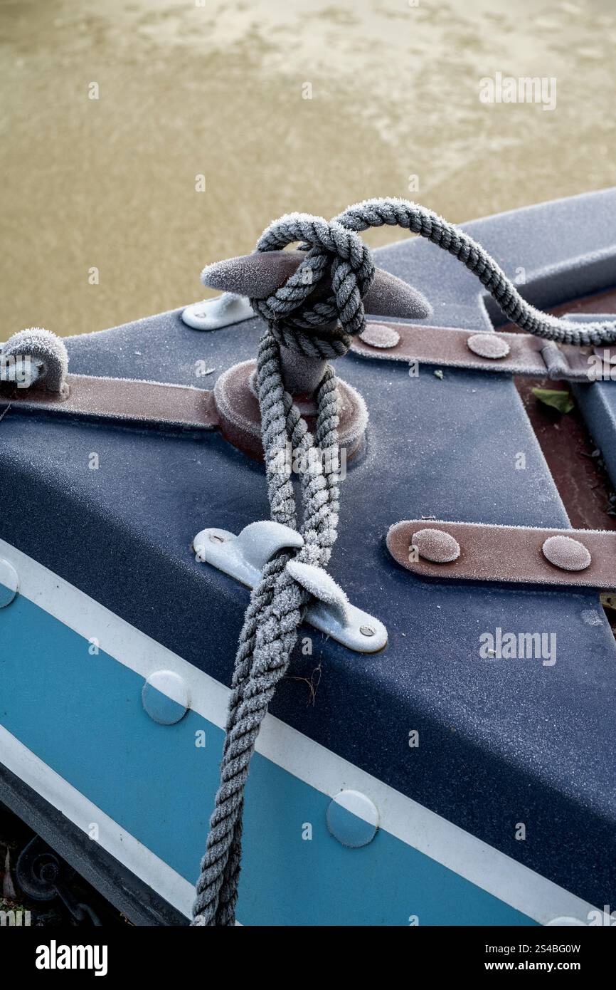 Frosted narrowboat bow and rope close up. Oxfordshire, England Stock ...