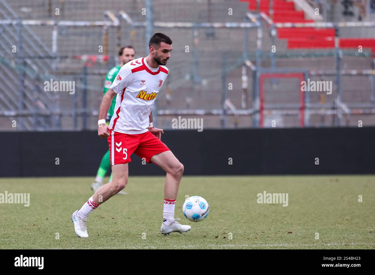 Unterhaching, Deutschland. 11th Jan, 2025. Rasim Bulic (SSV Jahn ...