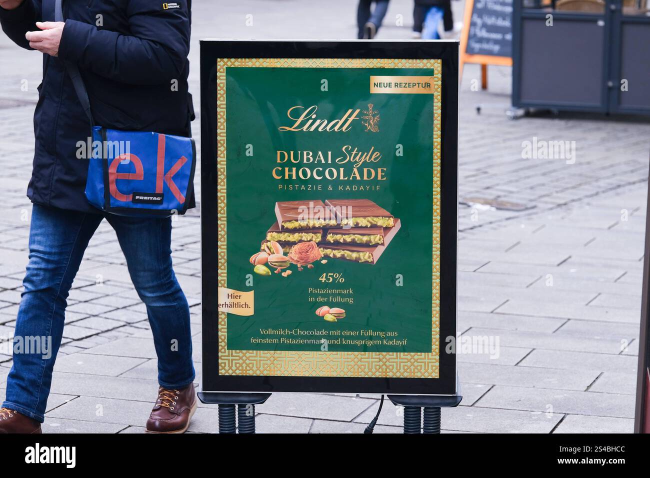 Düsseldorf 11.01.2025 Lindt Werbeplakat Dubai Style Schokolade ...