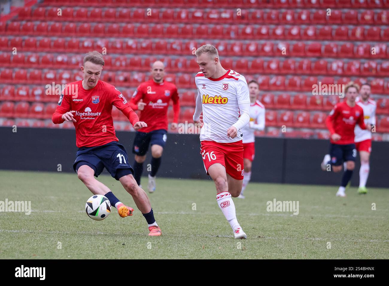 Thomas Winklbauer (SpVgg Unterhaching, #11) im ZHweikampf mit Louis ...