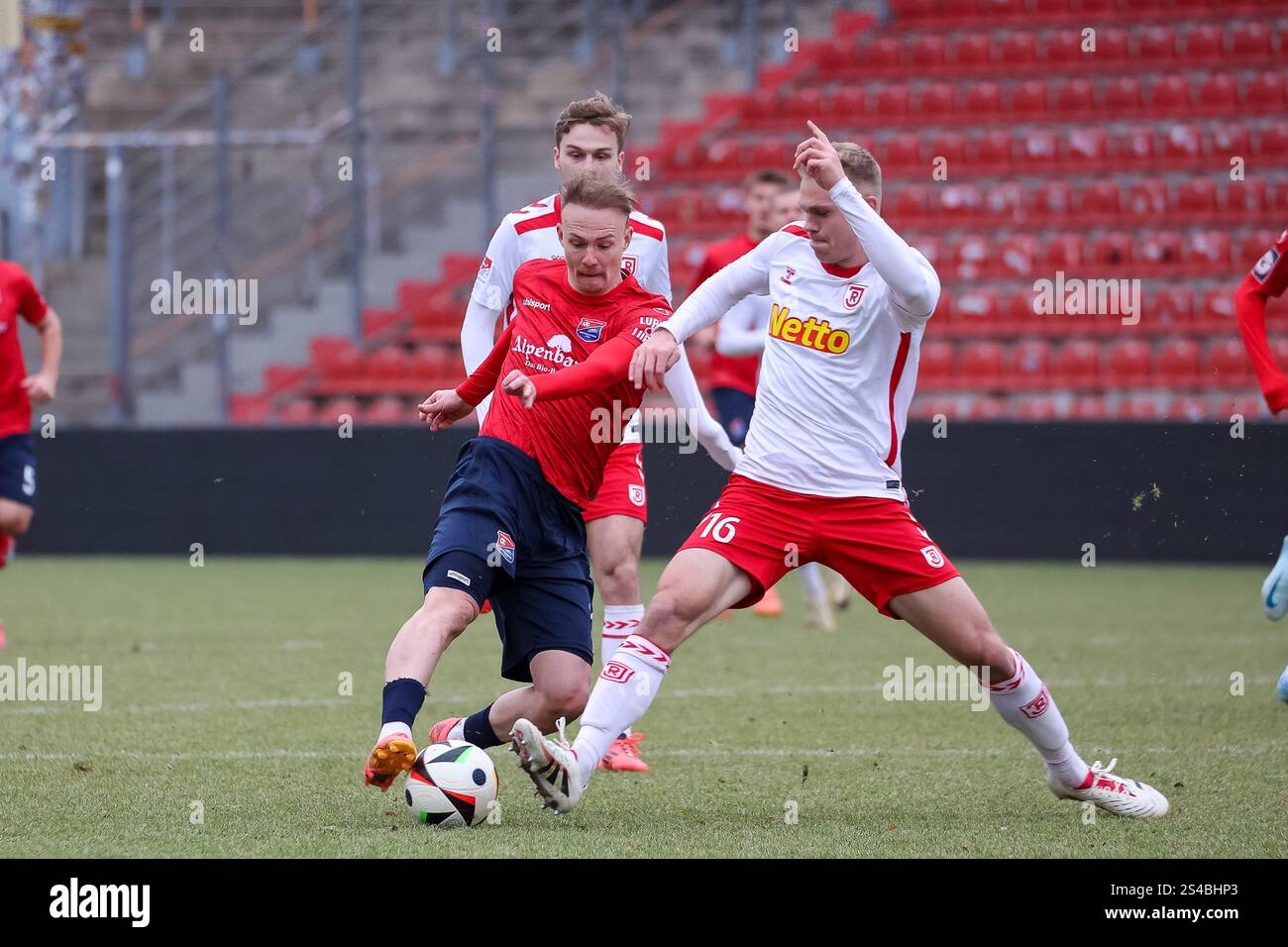 Thomas Winklbauer (SpVgg Unterhaching, #11) im ZHweikampf mit Louis ...