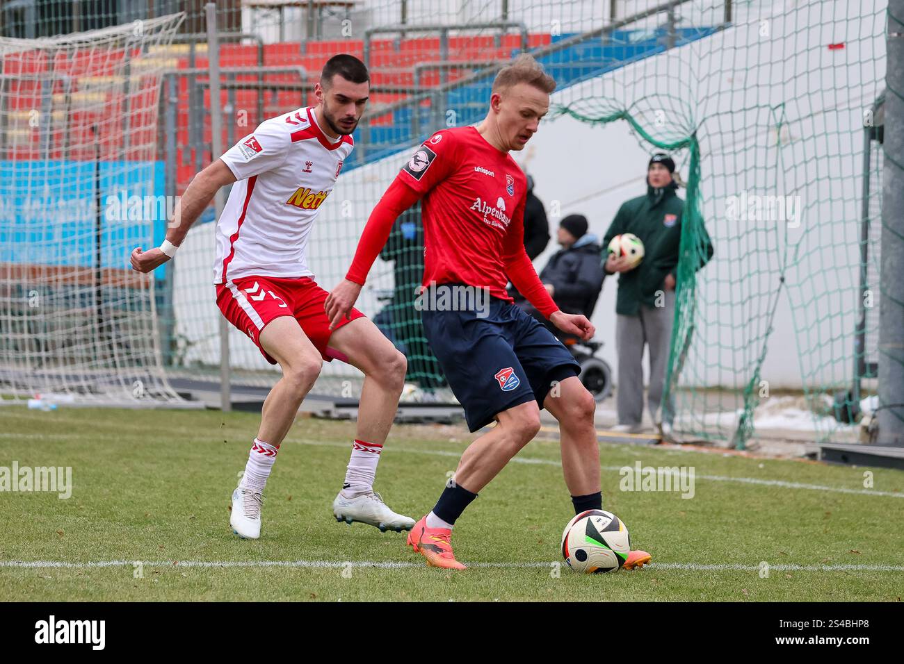 Thomas Winklbauer (SpVgg Unterhaching, #11) im ZHweikampf mit Rasim ...