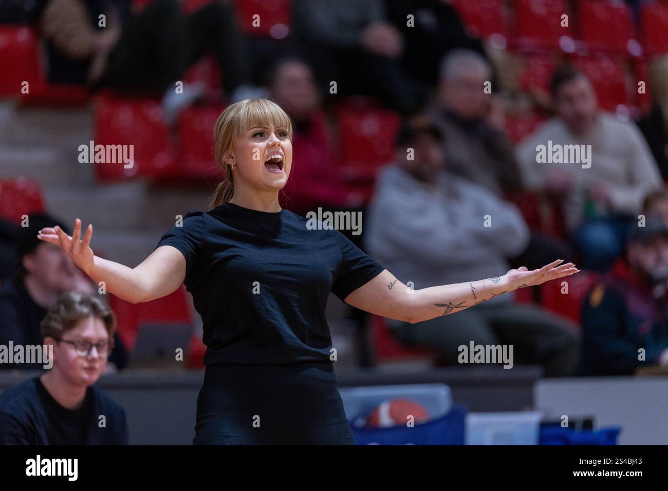 250111 Högsbos tränare Alva Stark under basketmatchen i damernas SBL ...