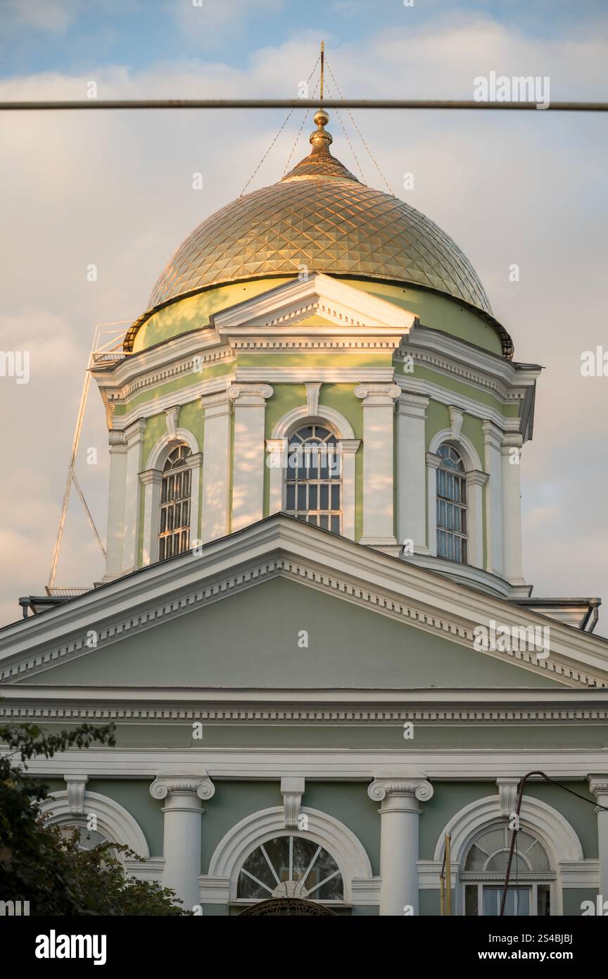 Cars parked in front of church hi-res stock photography and images - Alamy