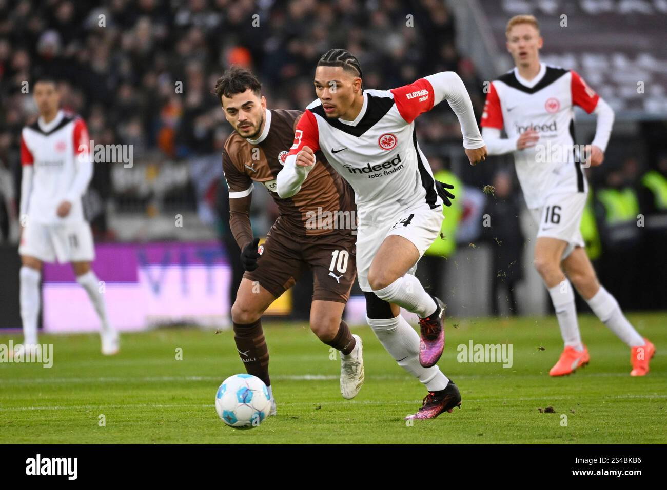Frankfurt's Nnamdi Collins, right and St. Pauli's Danel Sinani vie for ...
