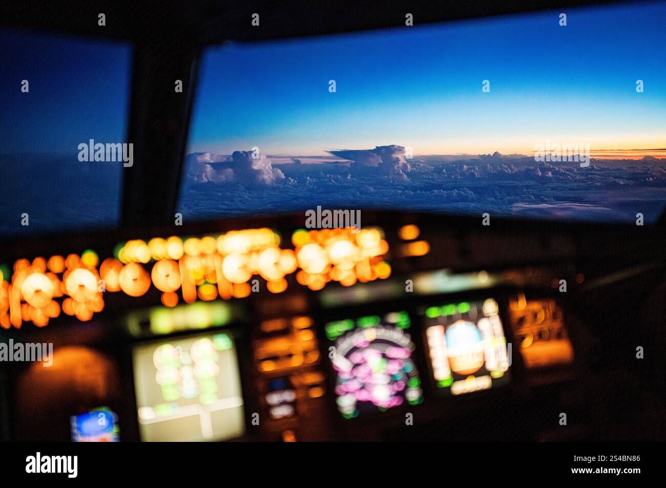 Sonnenuntergang aus dem Cockpit eines Airbus A320 Cockpit Airbus ...