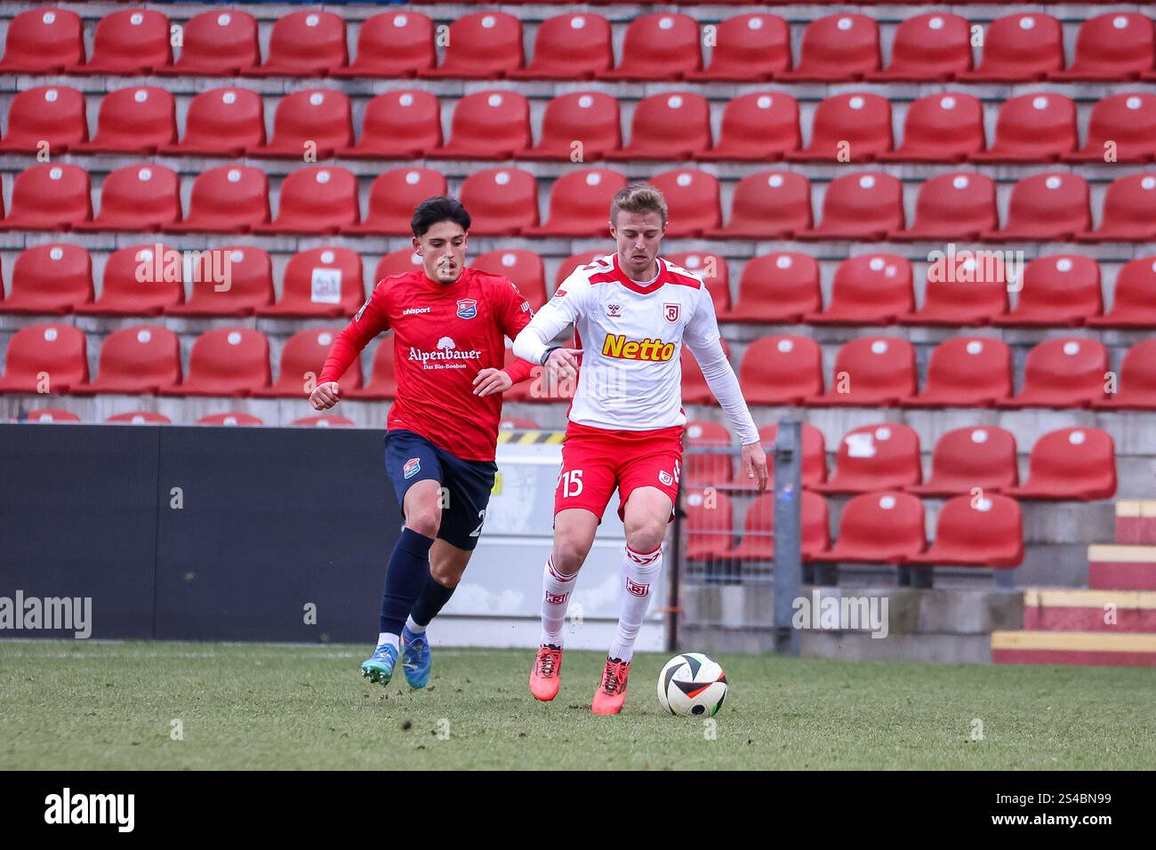 Sebastian Ernst (SSV Jahn Regensburg, #15) im Zweikampf mit Alexander ...