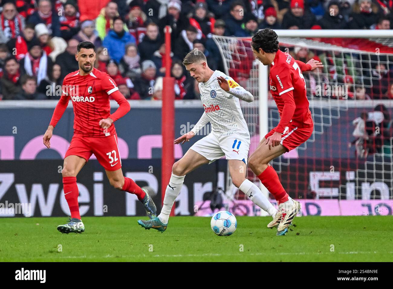 Alexander Bernhardsson (Holstein Kiel, #11) am Ball und im Duell mit ...
