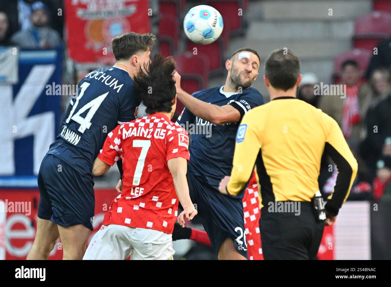 Mainz, Germany. 11th Jan, 2025. Soccer: Bundesliga, FSV Mainz 05 - VfL ...