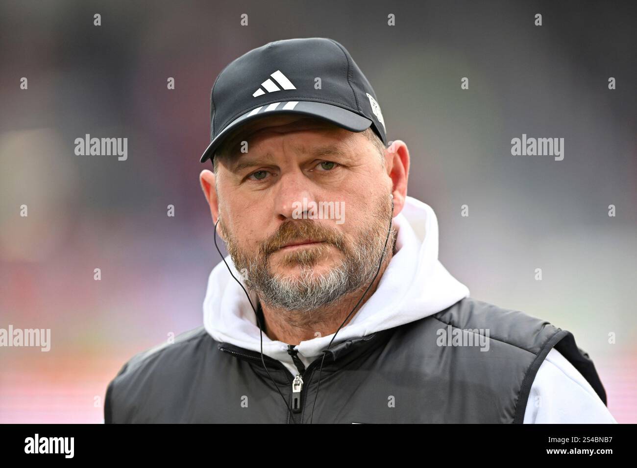 Heidenheim, Deutschland. 11th Jan, 2025. vor Spielbeginn: Trainer Coach Steffen Baumgart 1. FC ...