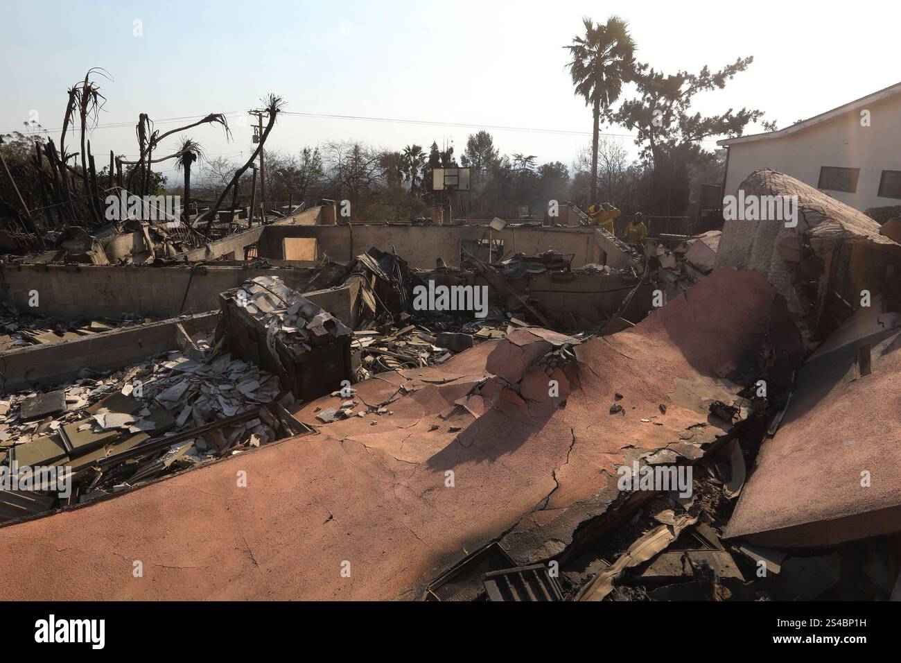 (250111) -- LOS ANGELES, Jan. 11, 2025 (Xinhua) -- Firefighters work in ...