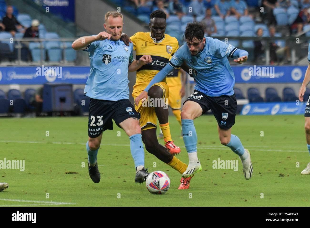 Paddington, Australia. 11th Jan, 2025. Alou Mawien Kuol (C) of Central ...