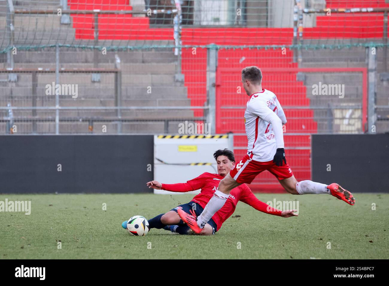 Zweikampf zwischen Alexander Leuthard (SpVgg Unterhaching, #20) und ...