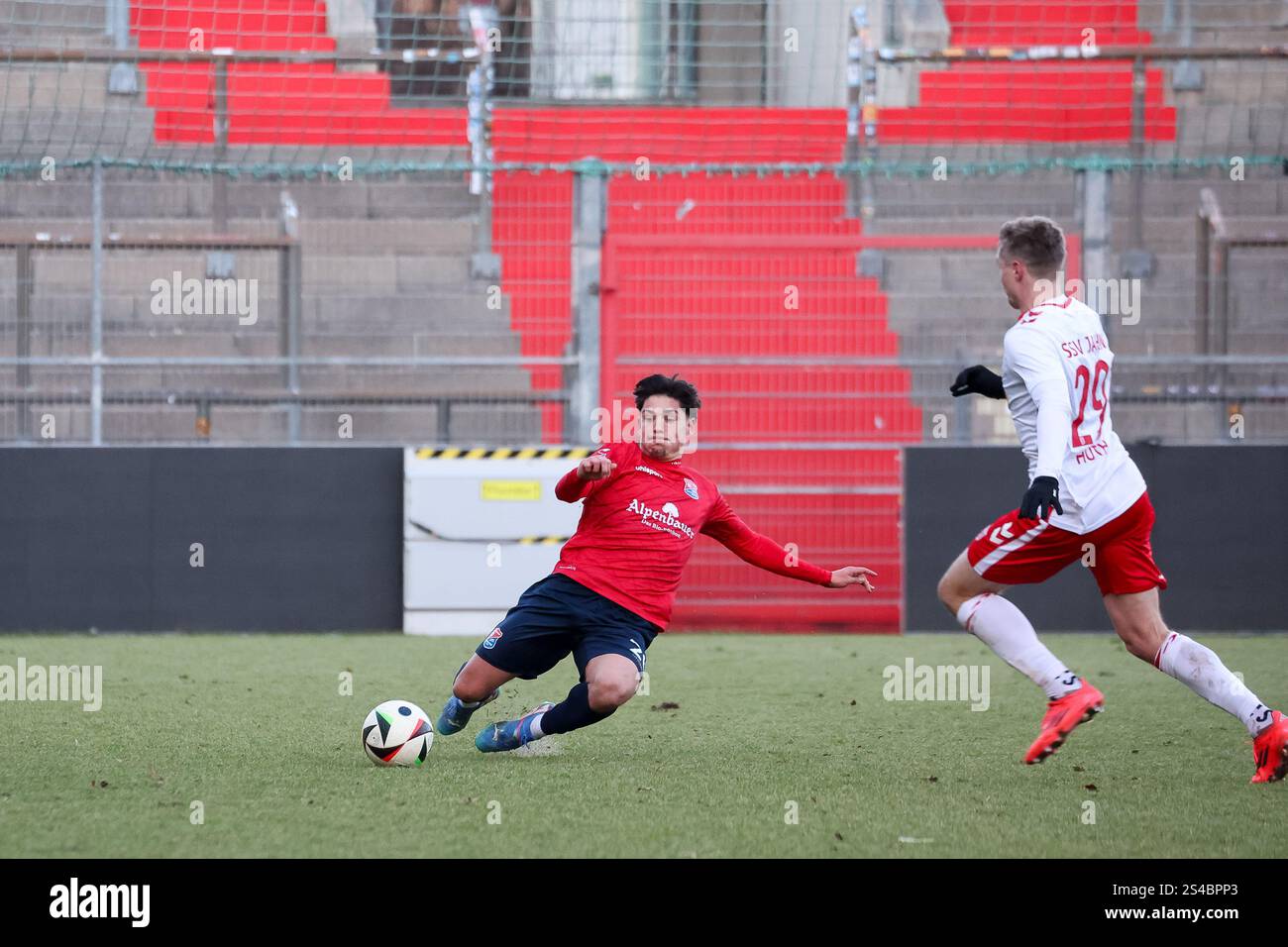 Zweikampf zwischen Alexander Leuthard (SpVgg Unterhaching, #20) und ...