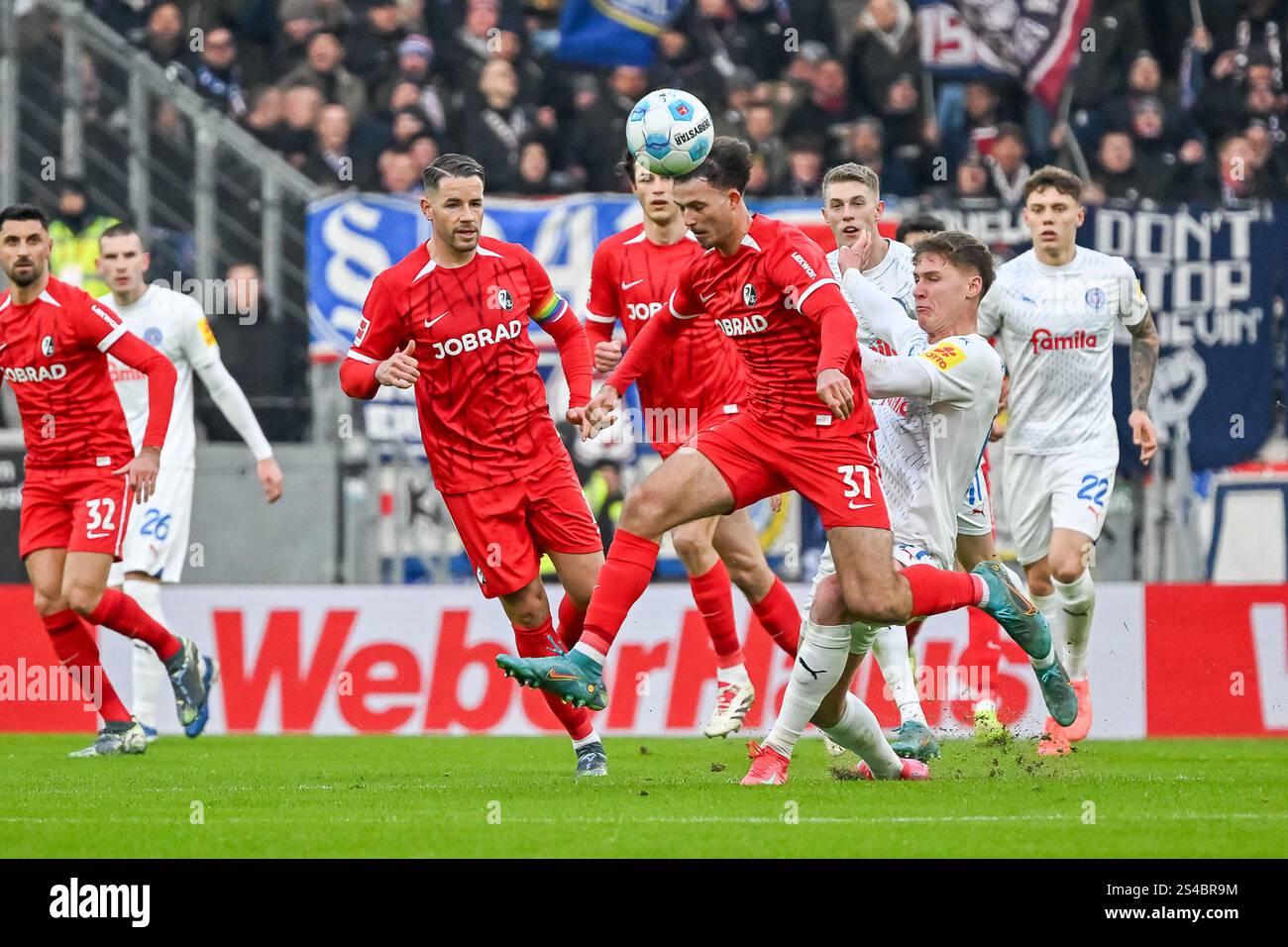 Max Rosenfelder (SC Freiburg, #37) ist mit dem Kopf am Ball. Phil ...