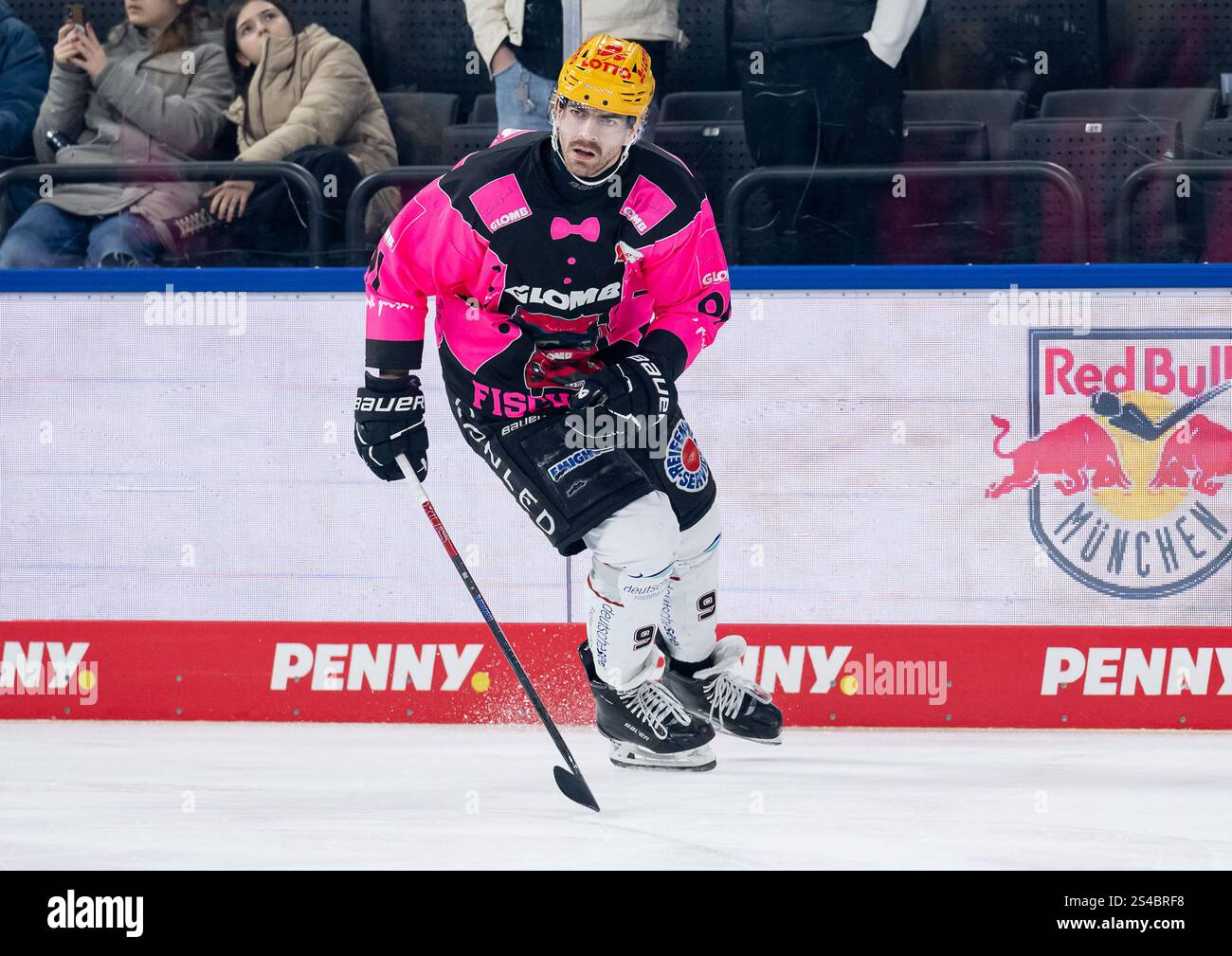 Miha Verlic (Fischtown Pinguins Bremerhaven, #91) beim Warmup. GER, EHC ...