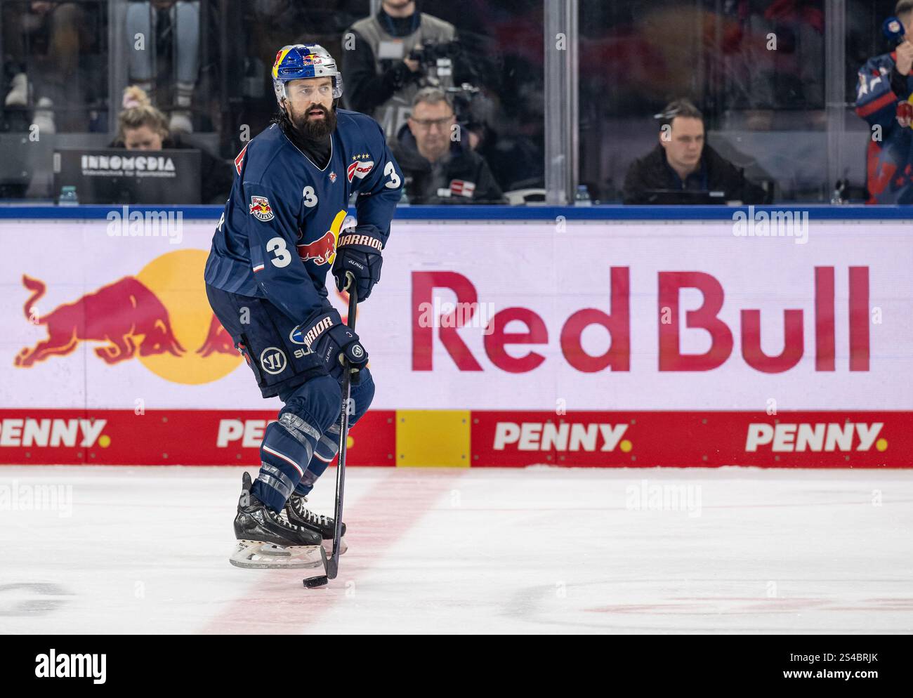 Dominik Bittner (EHC Red Bull Muenchen, #3) mit Logo und Schriftzug Red ...