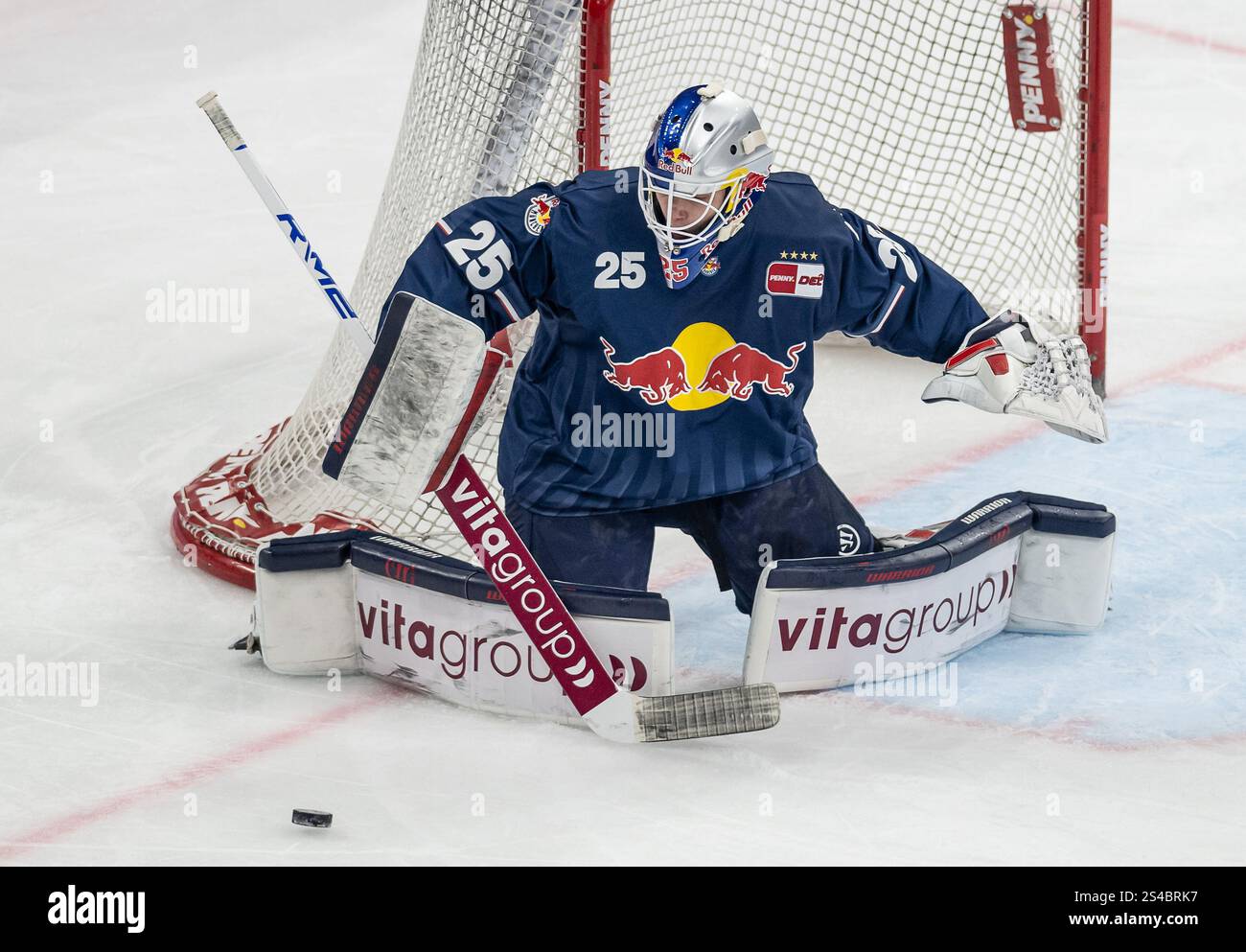 Simon Wolf (Torwart, EHC Red Bull Muenchen, #25). GER, EHC Red Bull ...