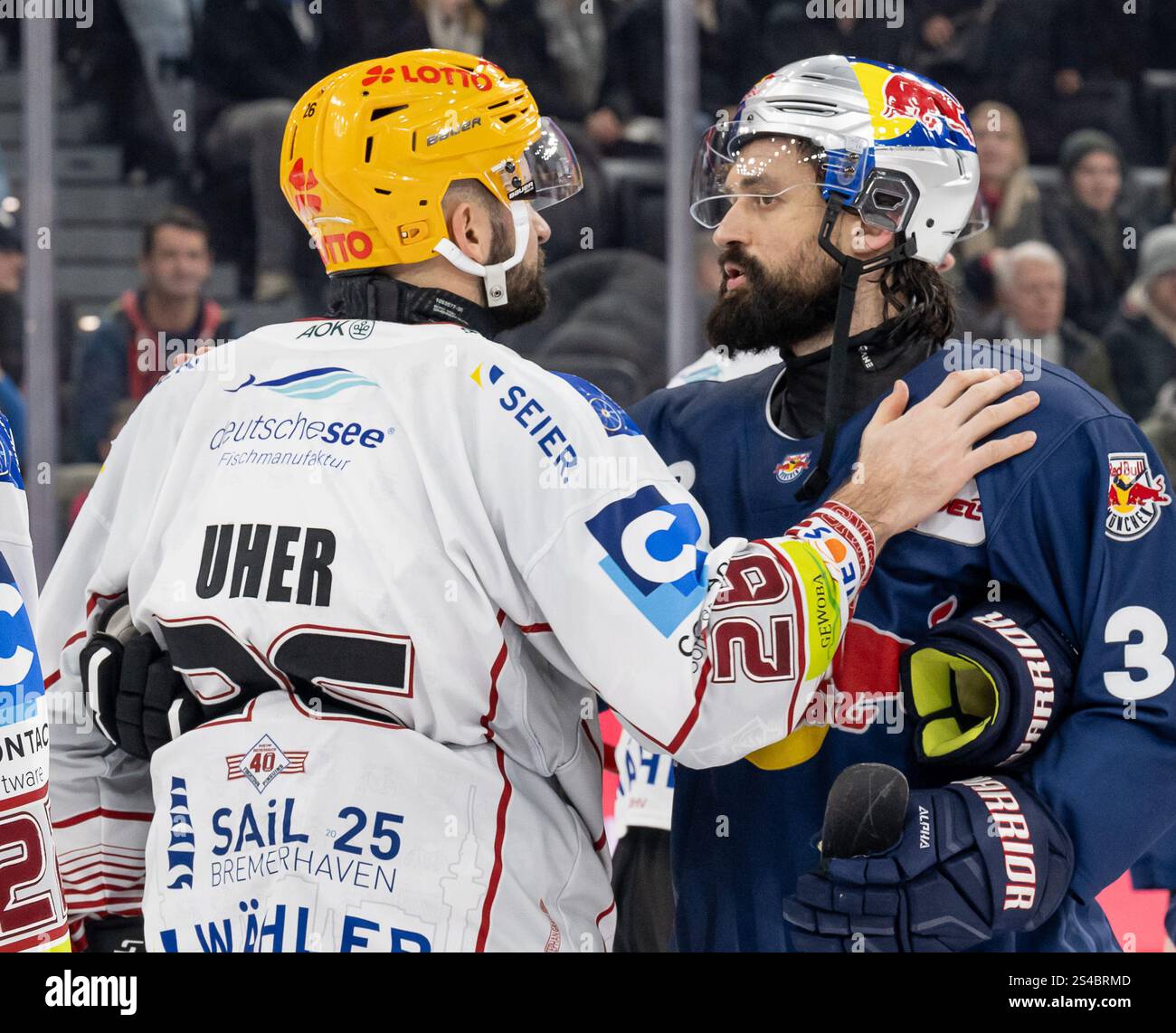 Dominik Uher (Fischtown Pinguins Bremerhaven, #26) beim Shakehands mit ...