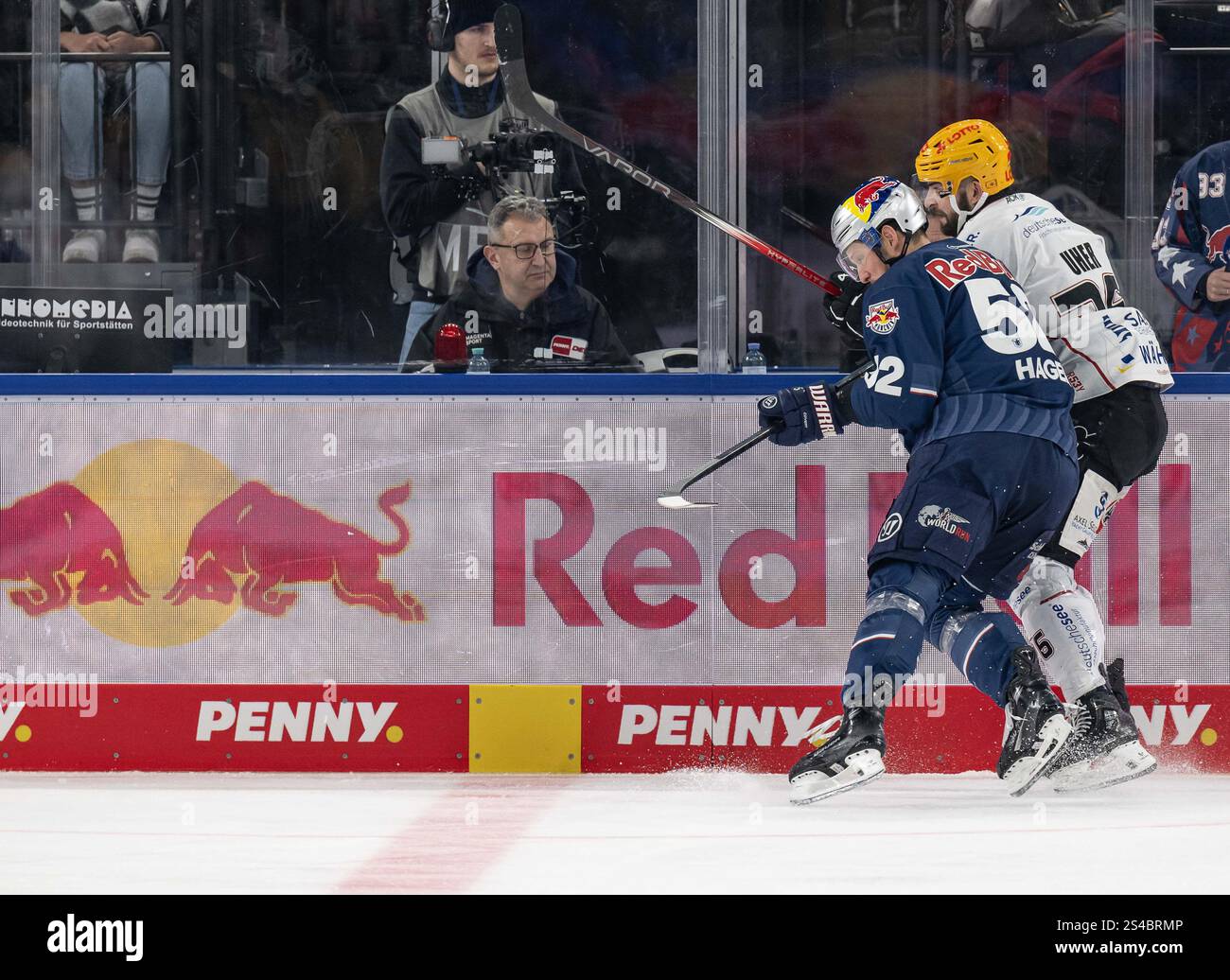 Zweikampf von Patrick Hager (EHC Red Bull Muenchen, #52) mit Dominik ...