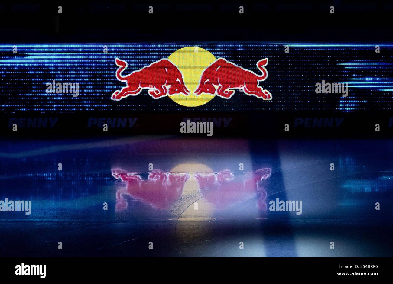 Red Bull Logo an LED - Bande mit Spiegelung im Eis, Symbolbild ...